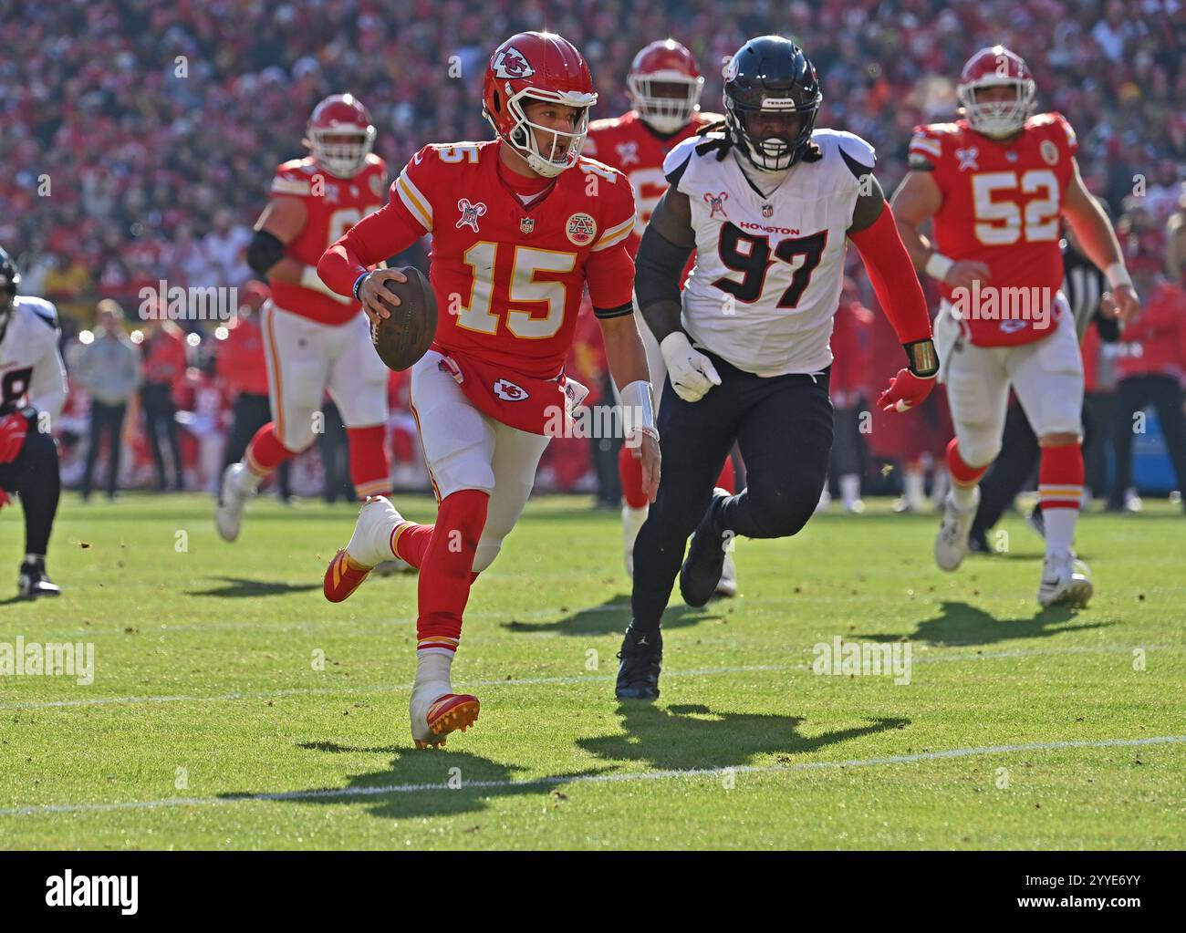 Kansas City Chiefs quarterback Patrick Mahomes (15) runs for a ...