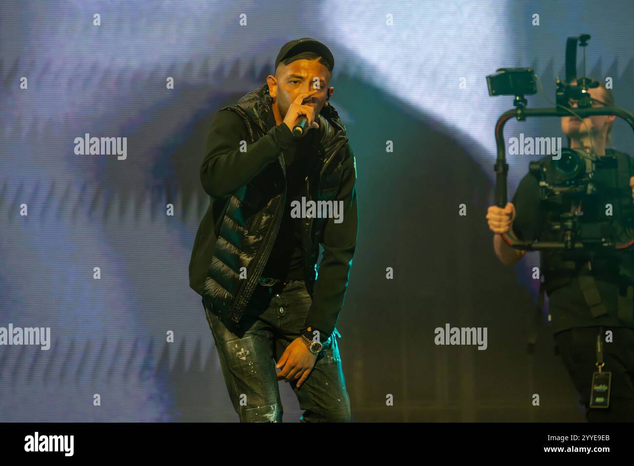 21.12.2024, xkkux, Düsseldorf, Mitsubishi Electric HALLE, Der Rapper ...