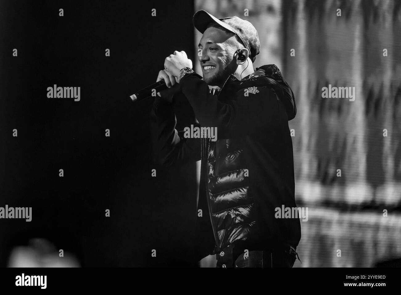 21.12.2024, xkkux, Düsseldorf, Mitsubishi Electric HALLE, Der Rapper ...