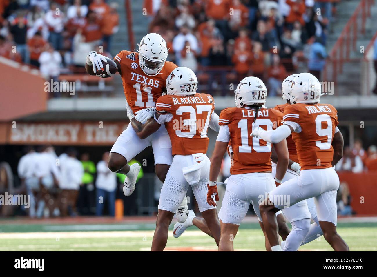 AUSTIN, TX - DECEMBER 21: Texas Longhorns linebacker Colin Simmons (11 ...