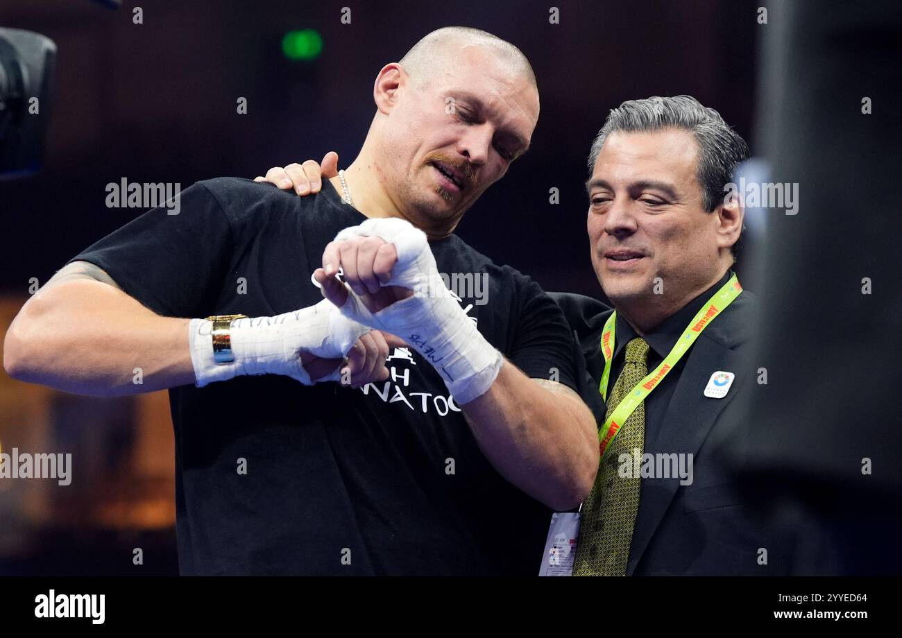 Oleksandr Usyk with Mauricio Sulaimán, President of the World Boxing ...