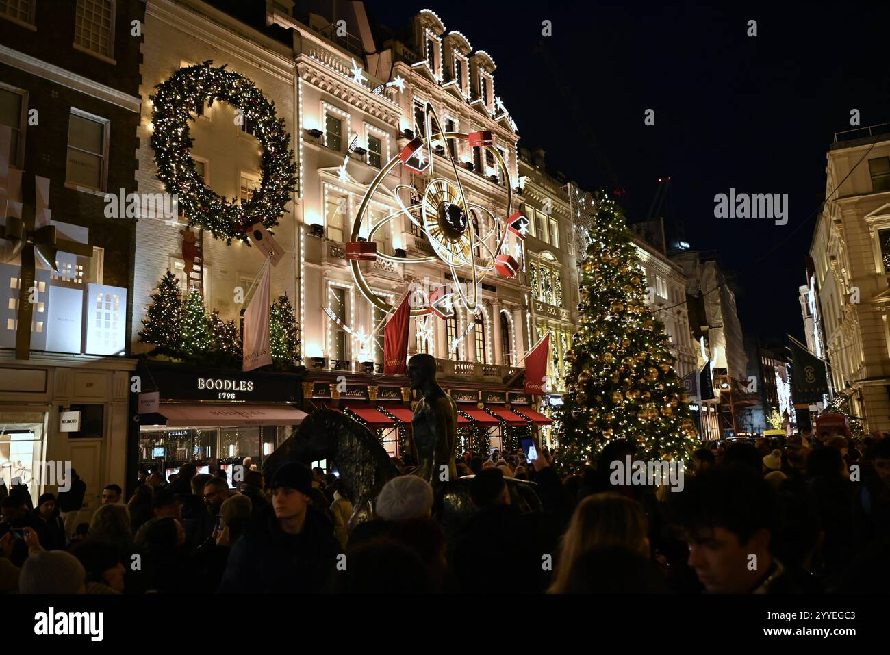 Thousands of shoppers and Christmas revellers were in Bond Street on ...