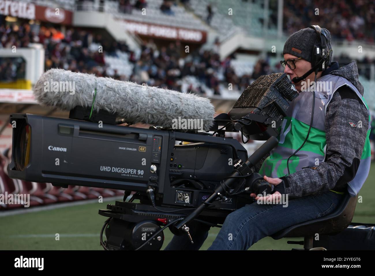 Pitchside tv camera hi-res stock photography and images - Alamy