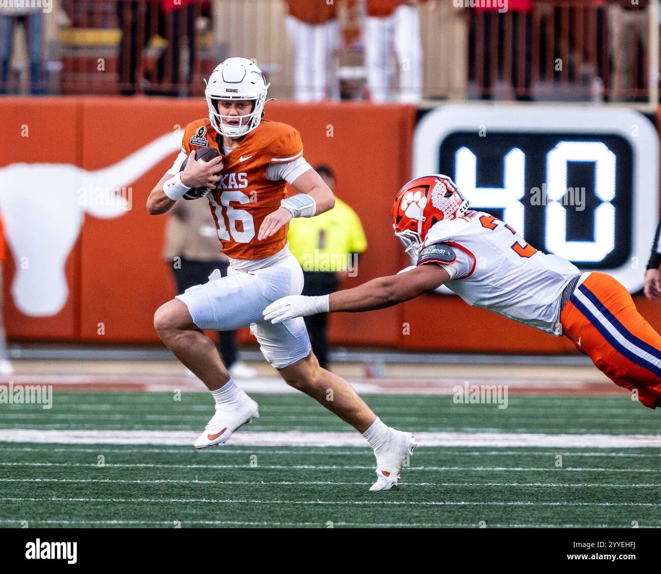 Austin, USA. 21st Dec, 2024. Dec 21, 2024.Arch Manning #16 of the Texas Longhorns in action vs ...