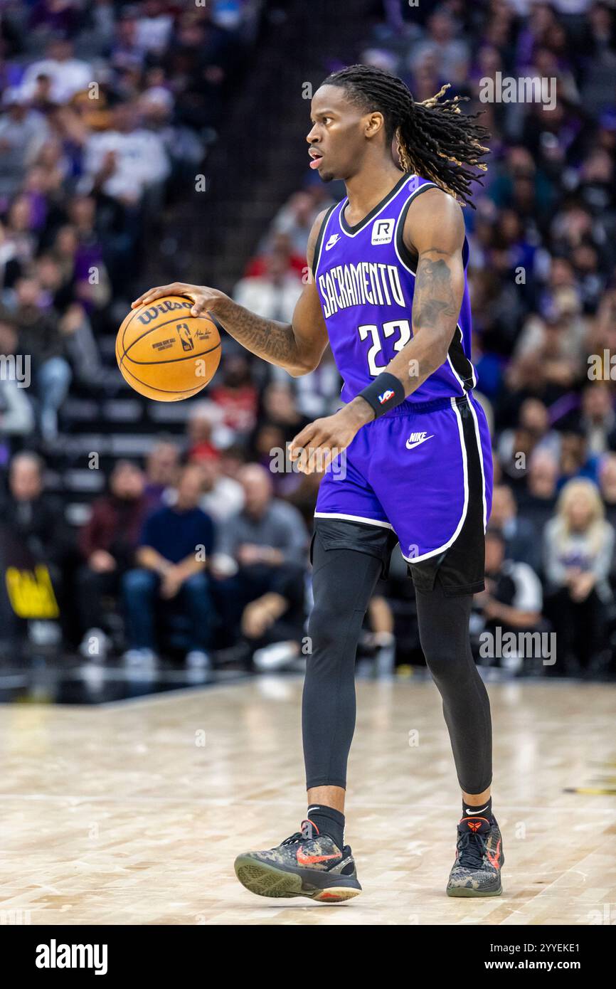 Sacramento Kings guard Keon Ellis dribbles upcourt during the second ...