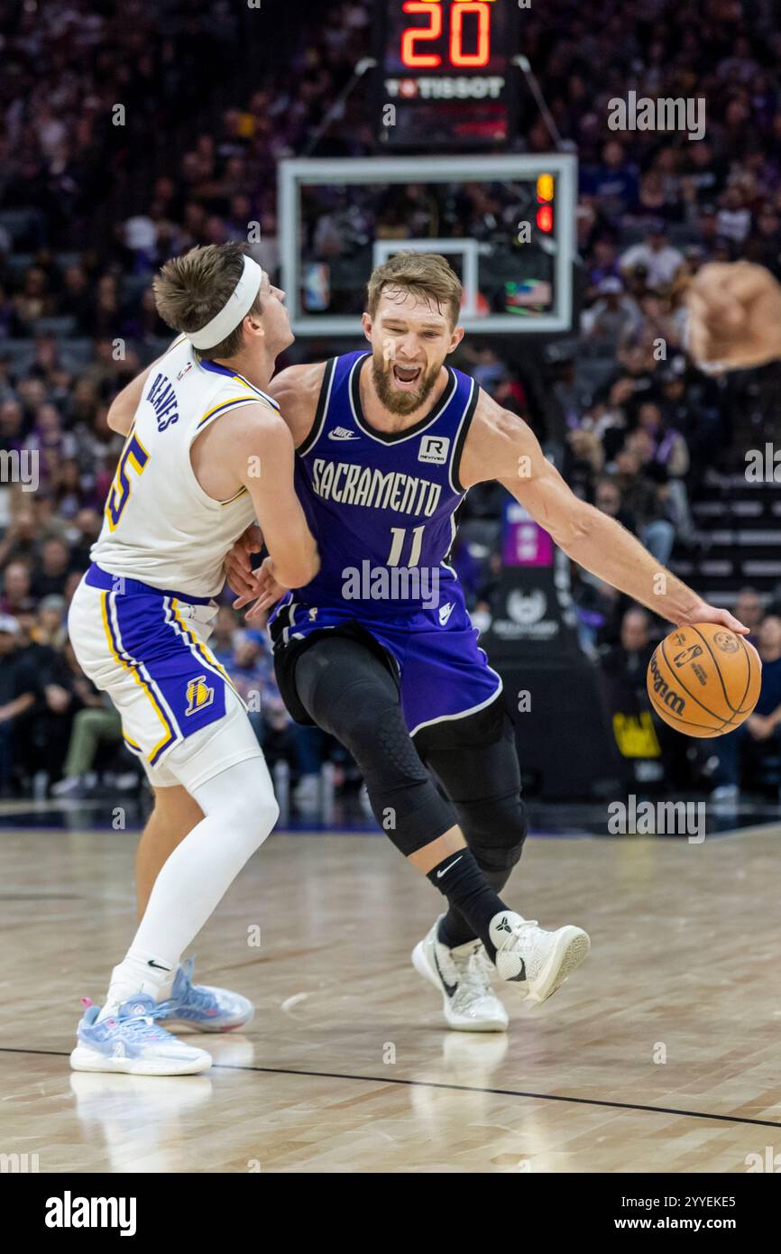 Sacramento Kings forward Domantas Sabonis (11) draws a foul on Los ...