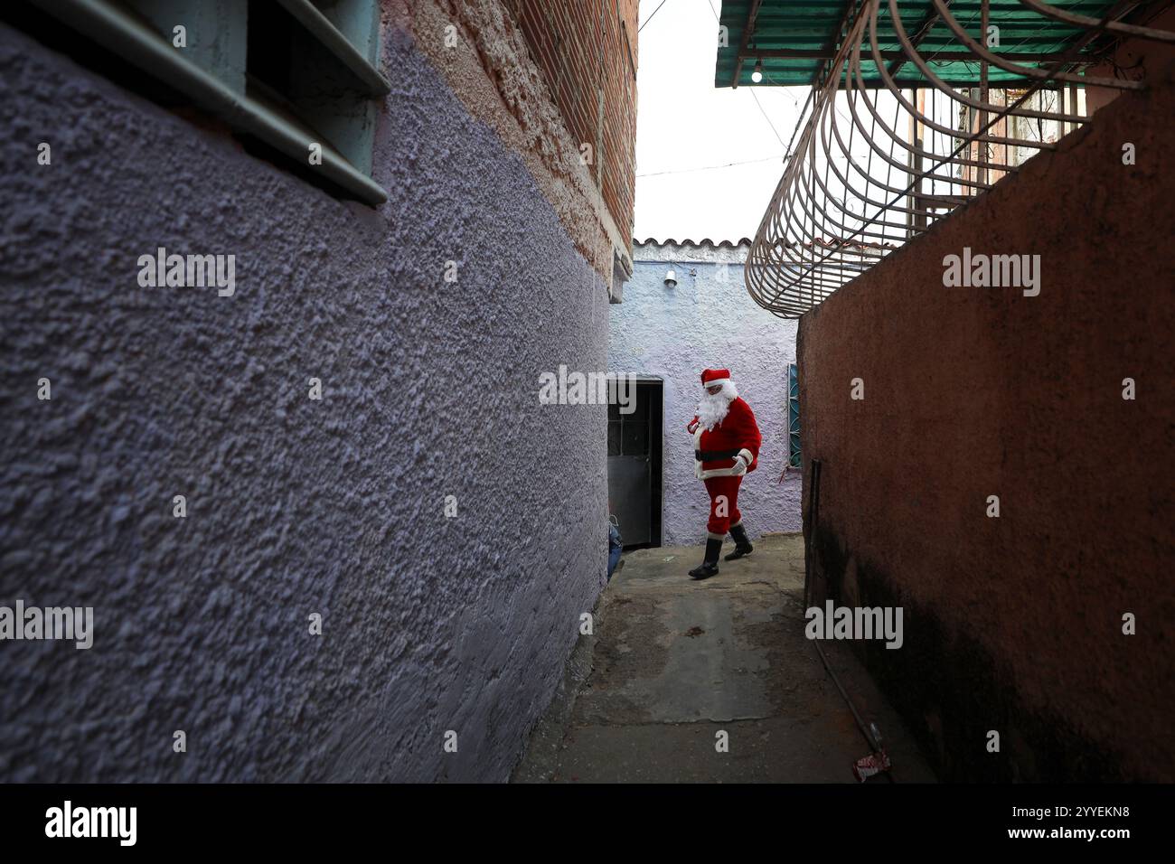 Caracas, Venezuela. 21st Dec, 2024. A man dressed as Santa Claus ...