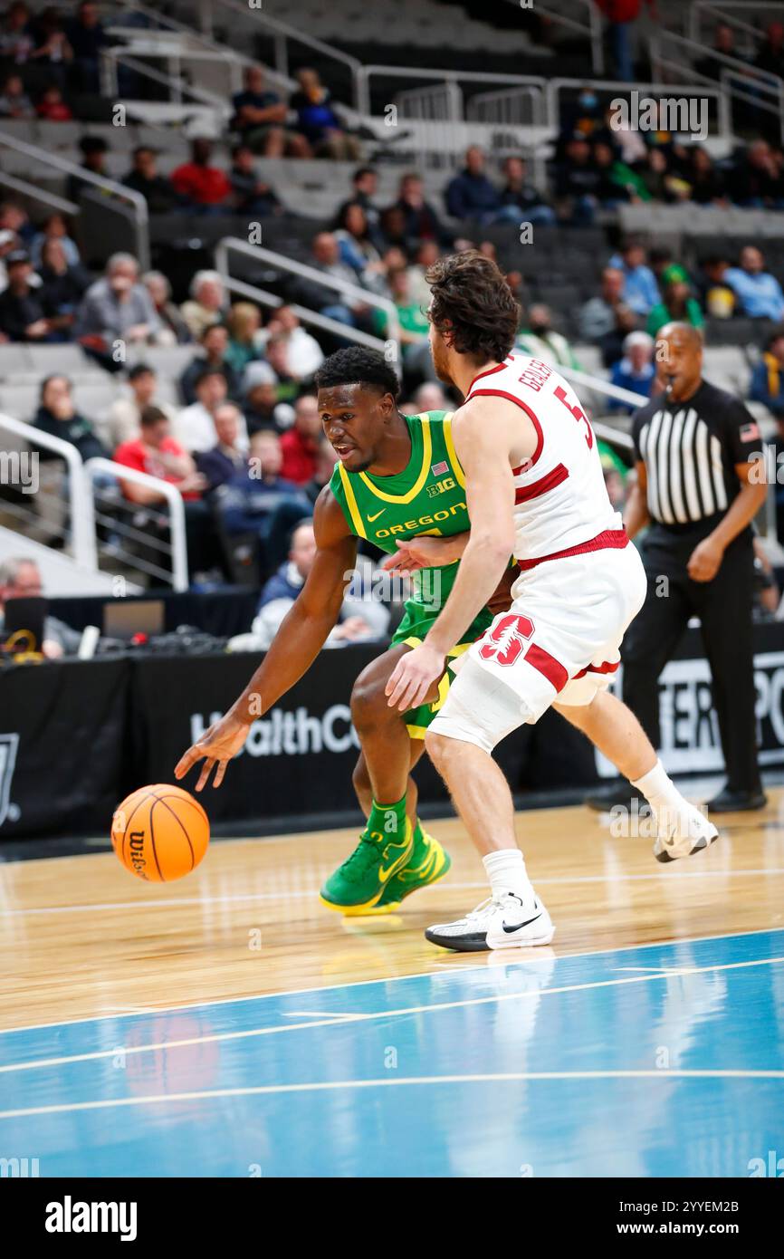 iSAN JOSE, CA - DECEMBER 21: Oregon Ducks guard TJ Bamba (5) drives the ...
