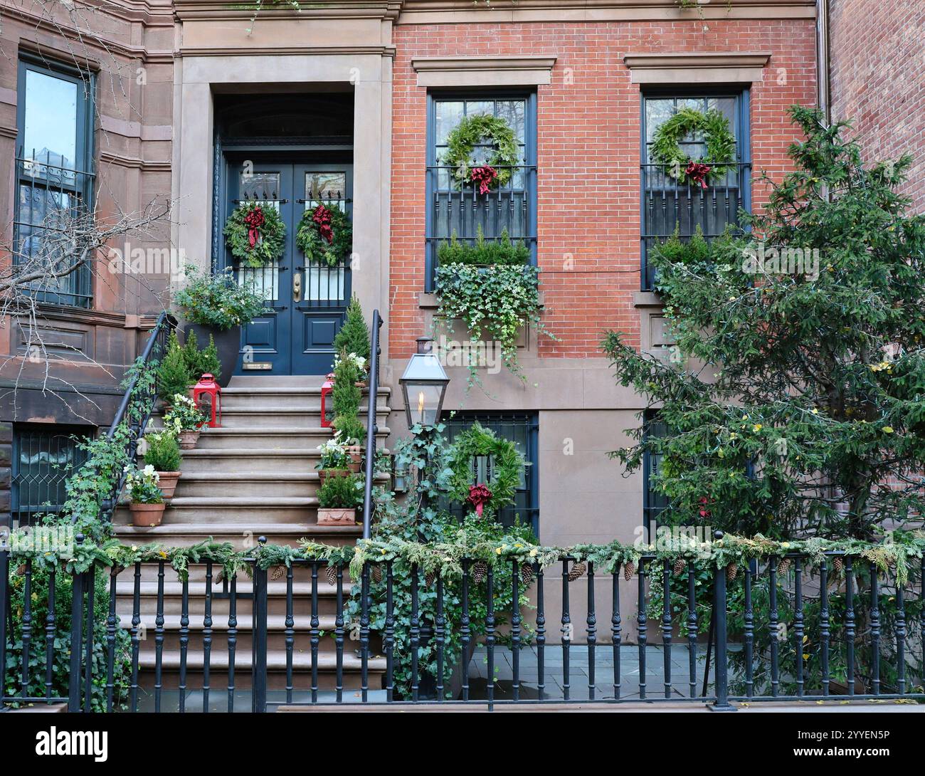 New York City brownstone with Christmas decorations Stock Photo - Alamy
