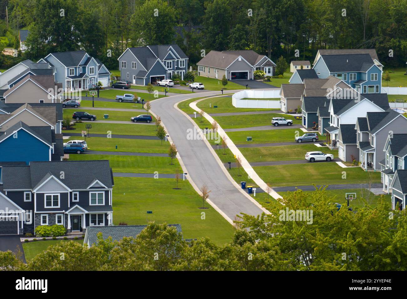 Housing market in the USA. Residential homes in suburban sprawl ...