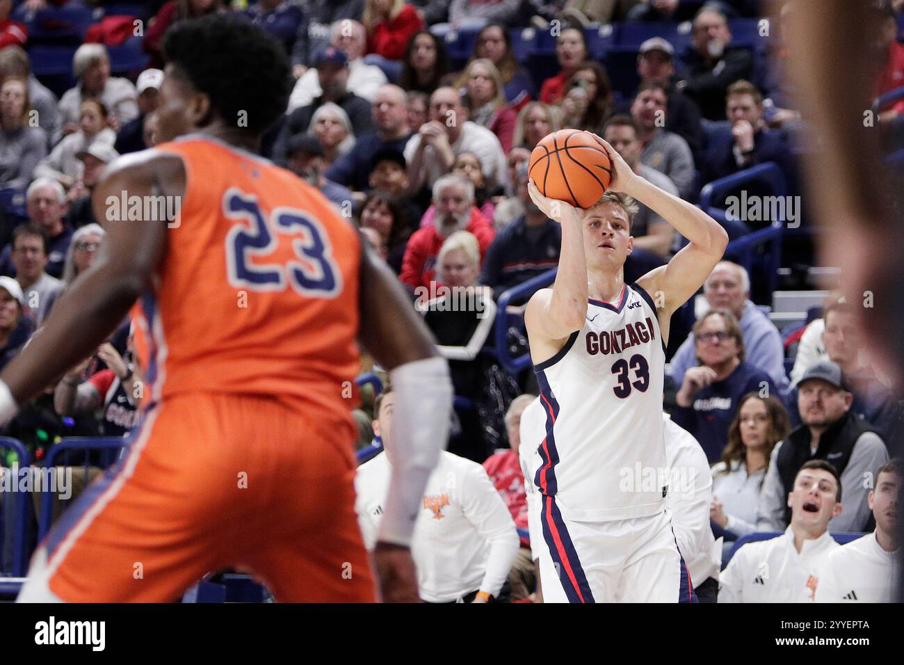 Gonzaga forward Ben Gregg (33) looks to shoot during the first half of ...