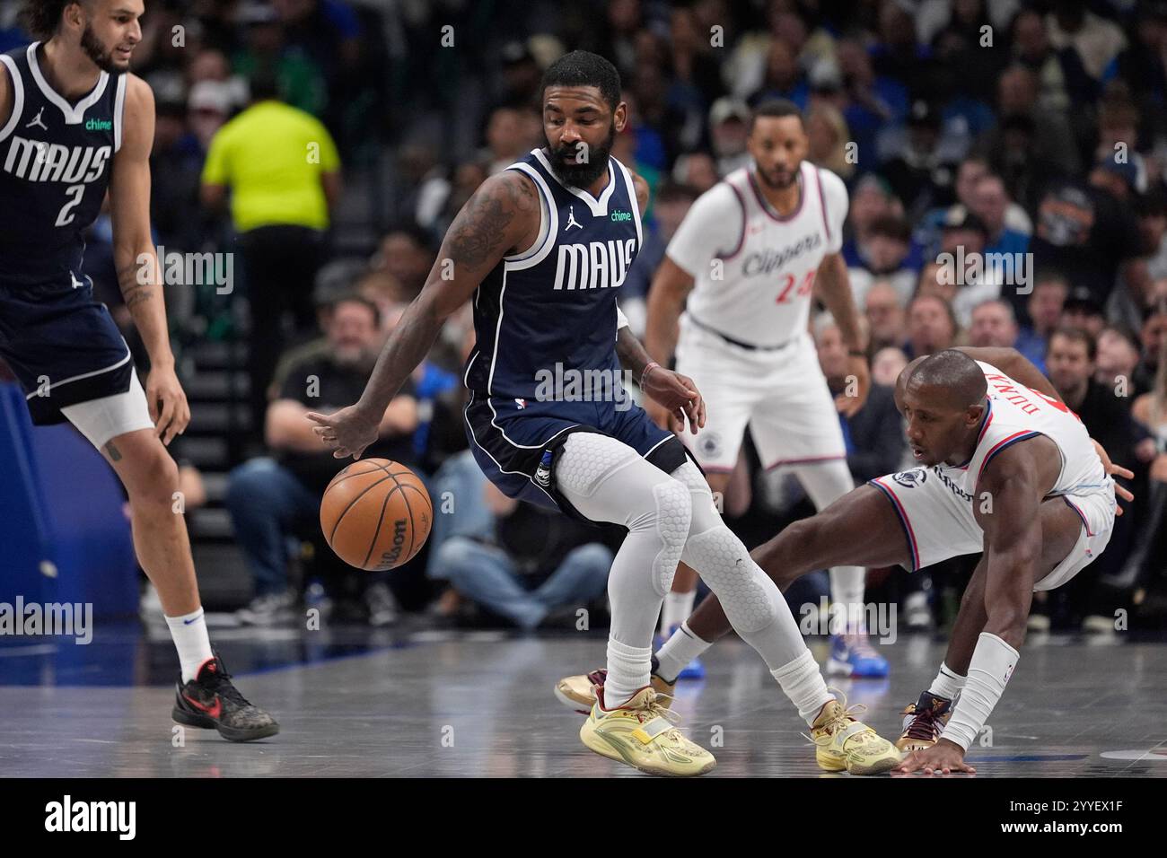 Dallas Mavericks guard Kyrie Irving (11) changes directions against Los ...