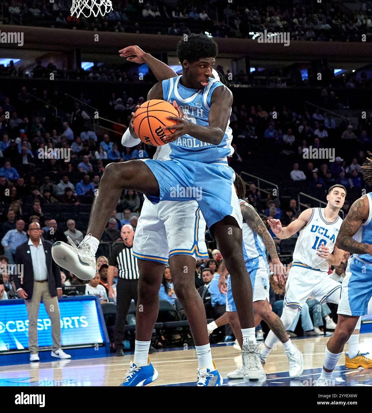 North Carolina Tar Heels guard Drake Powell (9) grabs a rebound against ...