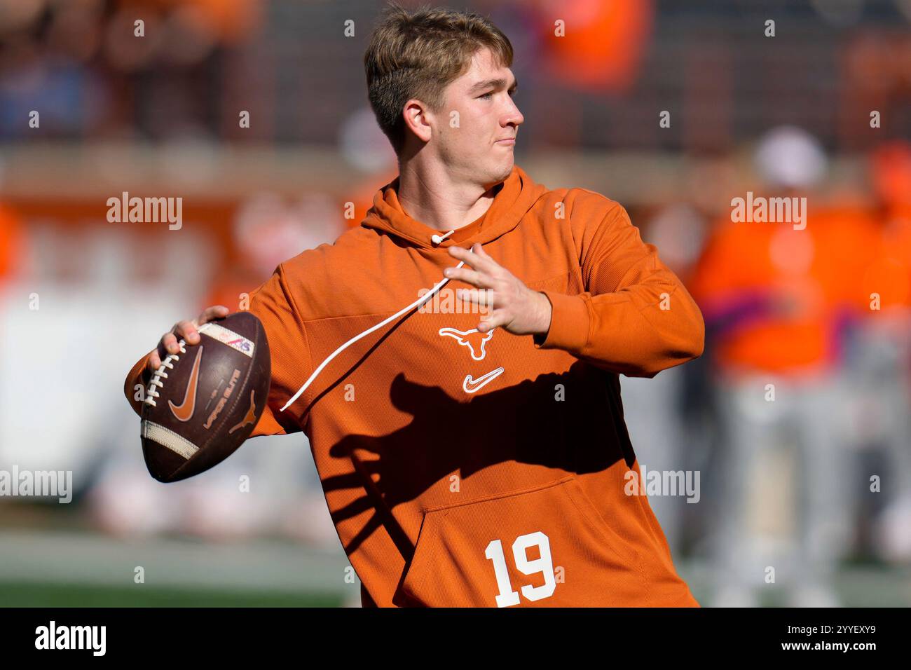 Texas quarterback Cole Lourd (19) warms up on the field before the ...