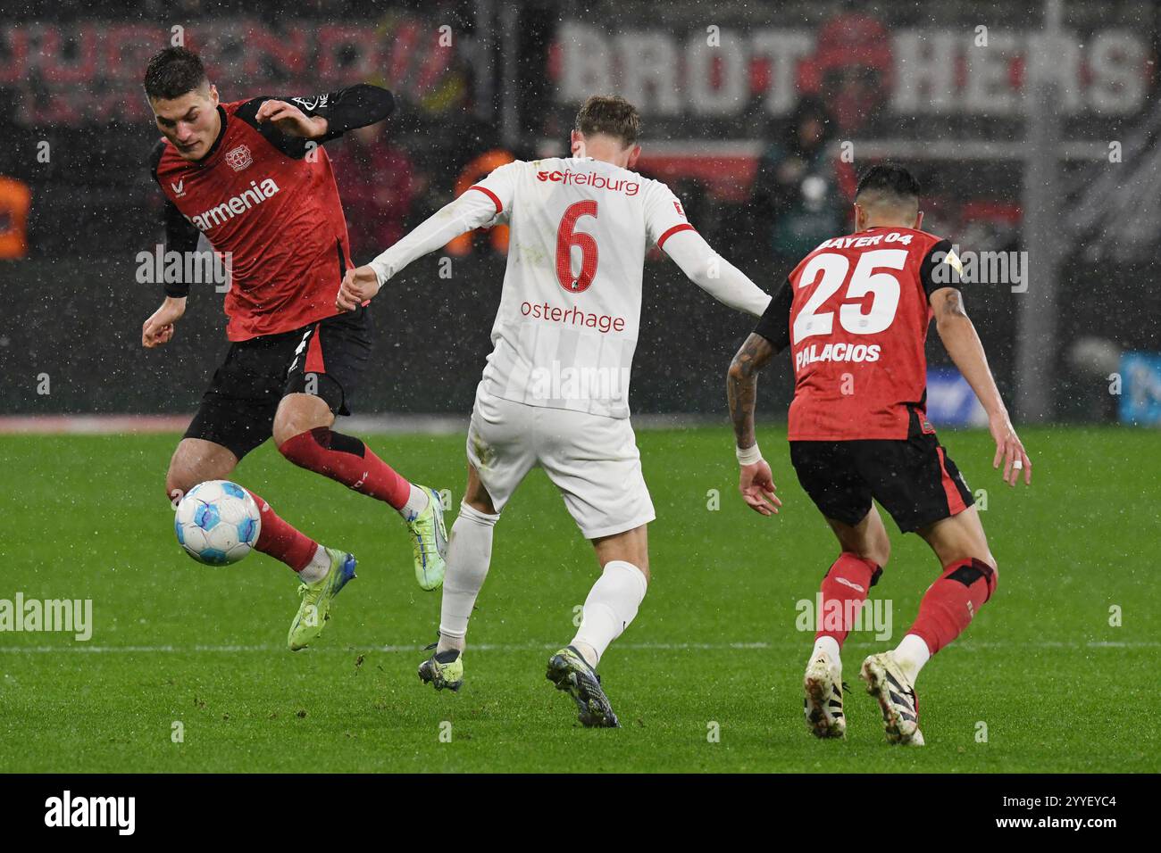 Leverkusen, Deutschland. 21st Dec, 2024. Patrik Schick ( Bayer 04 Leverkusen ) setzt sich gegen ...