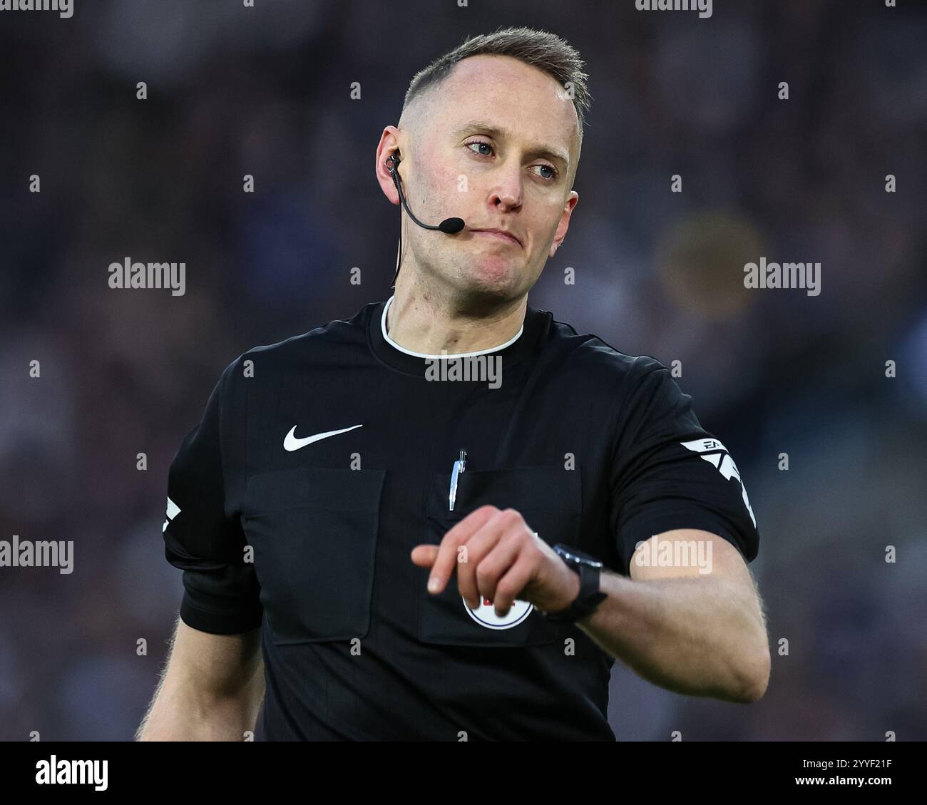 Referee James Bell during the Sky Bet Championship match Leeds United ...