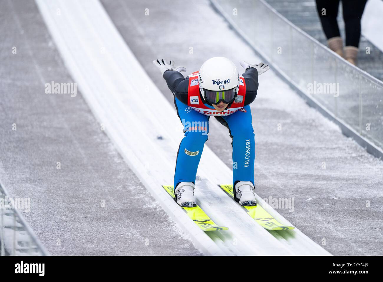 Annika Sieff (Italien) im Anlauf, SUI, FIS Viessmsann Skisprung Weltcup ...