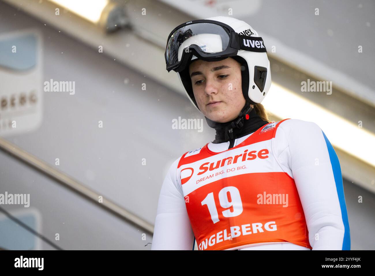 Kira Maria Kapustikova (Slowakei) vor dem Sprung auf dem Schanzenturm ...