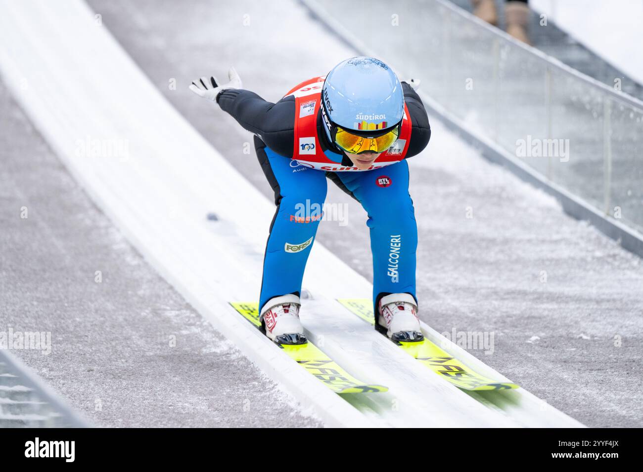 Lara Malsiner (Italien) im Anlauf, SUI, FIS Viessmsann Skisprung ... Lara Malsiner (Italien) im Anlauf, SUI, FIS Viessmsann Skisprung ...