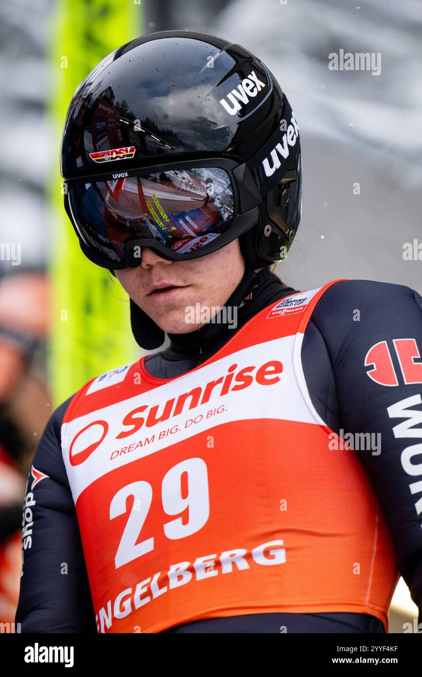 Agnes Reisch (Deutschland) vor dem Sprung auf dem Schanzenturm, SUI ...