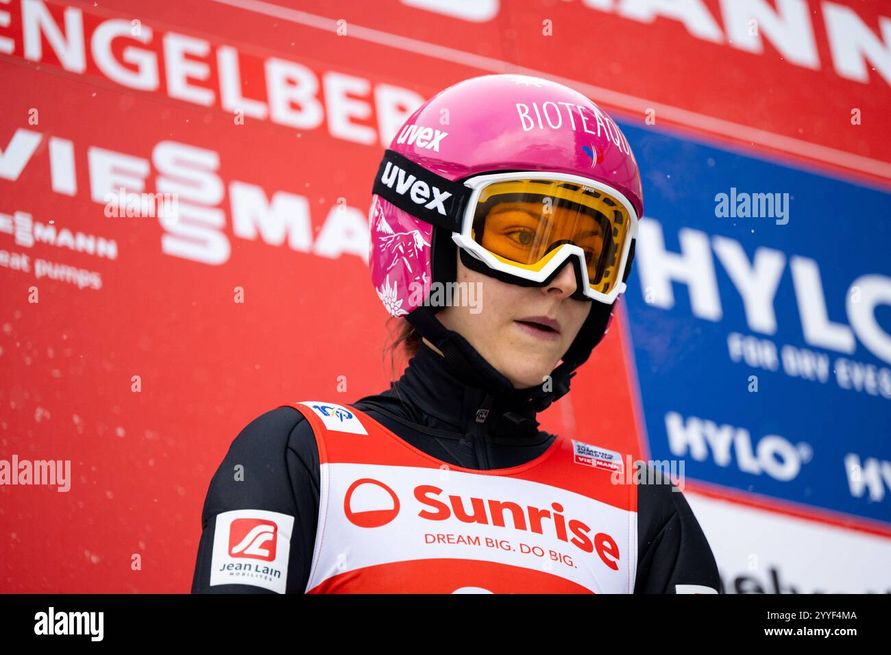 Josephine Pagnier (Frankreich) vor dem Sprung auf dem Schanzenturm, SUI ... Josephine Pagnier (Frankreich) vor dem Sprung auf dem Schanzenturm, SUI ...