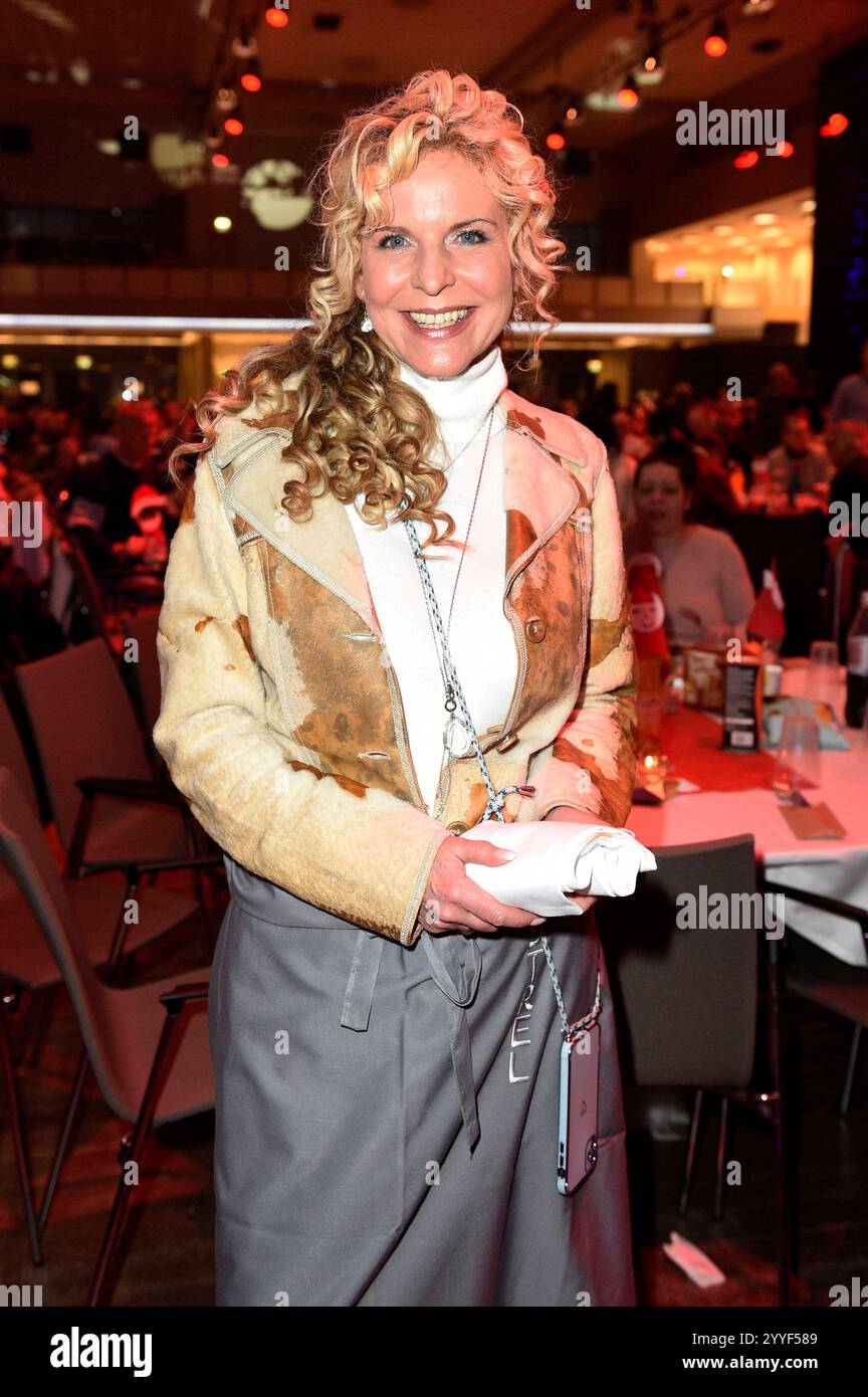 Victoria Herrmann bei Frank Zanders 30. Weihnachtsfeier für Obdachlose ...