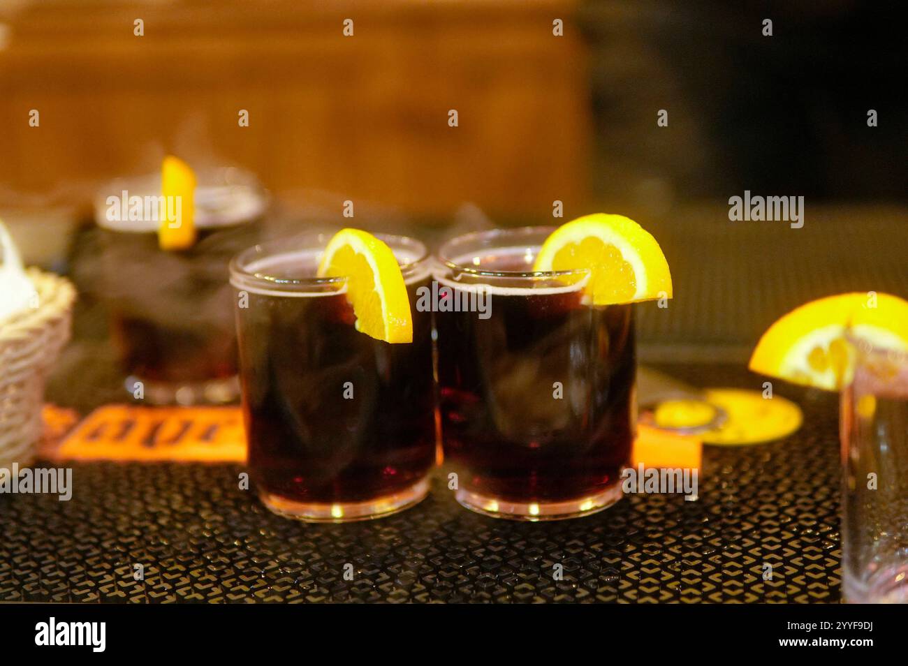 Glühwein-Punsch auf dem Lucia Weihnachtsmarkt in der Kulturbrauerei ...