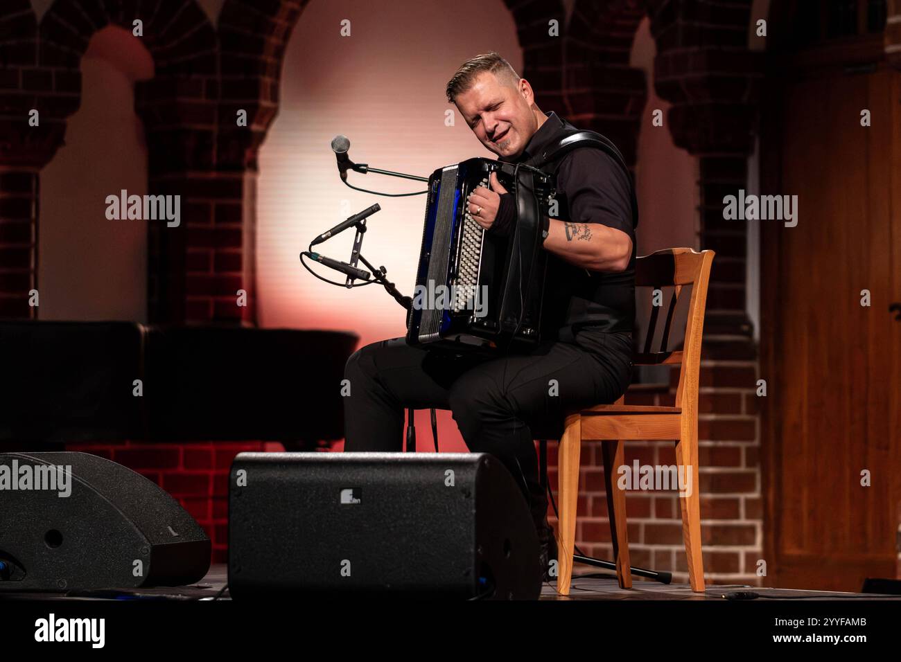 Akkordeonspieler Mario Batkovic während eines Konzerts in der Berliner ...