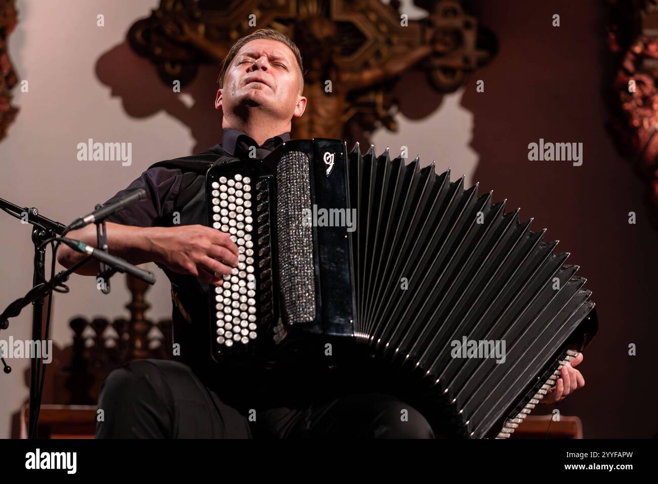 Akkordeonspieler Mario Batkovic während eines Konzerts in der Berliner ...