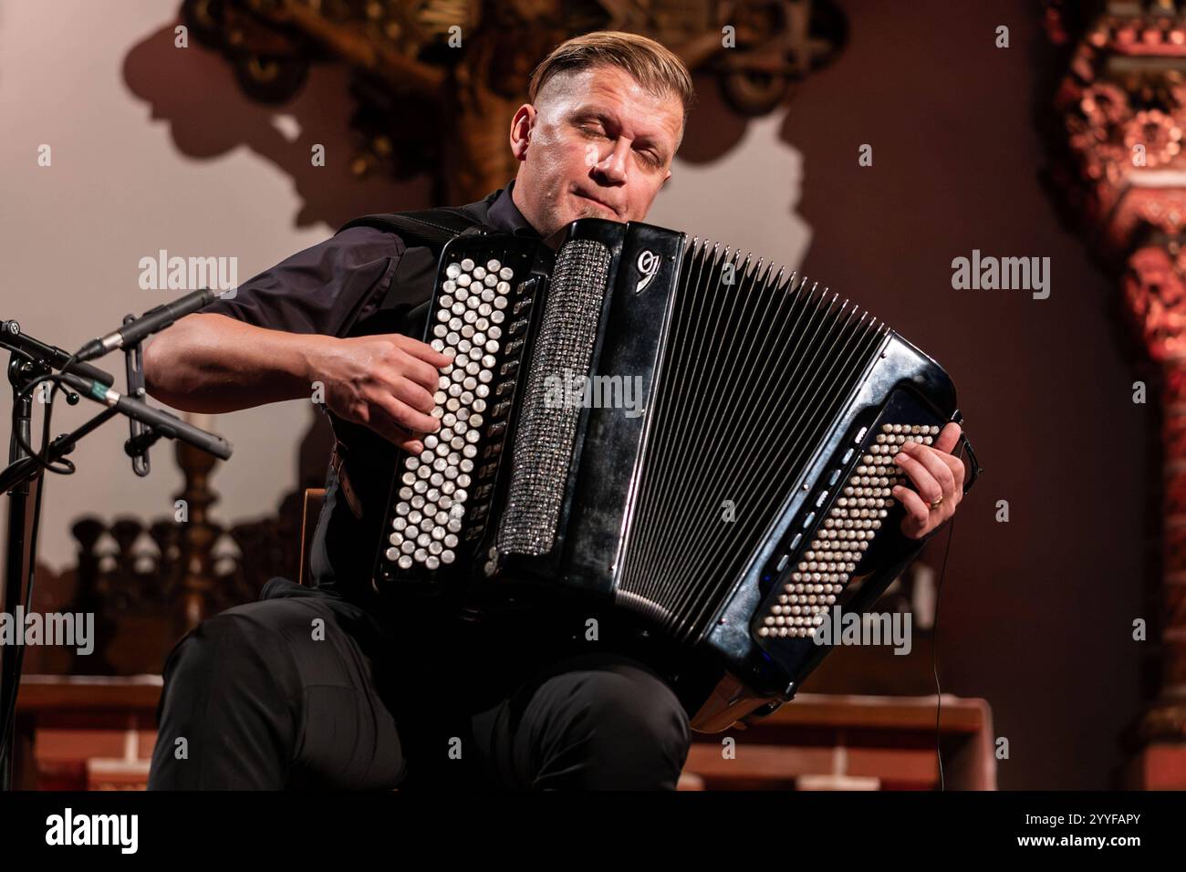 Akkordeonspieler Mario Batkovic während eines Konzerts in der Berliner ...