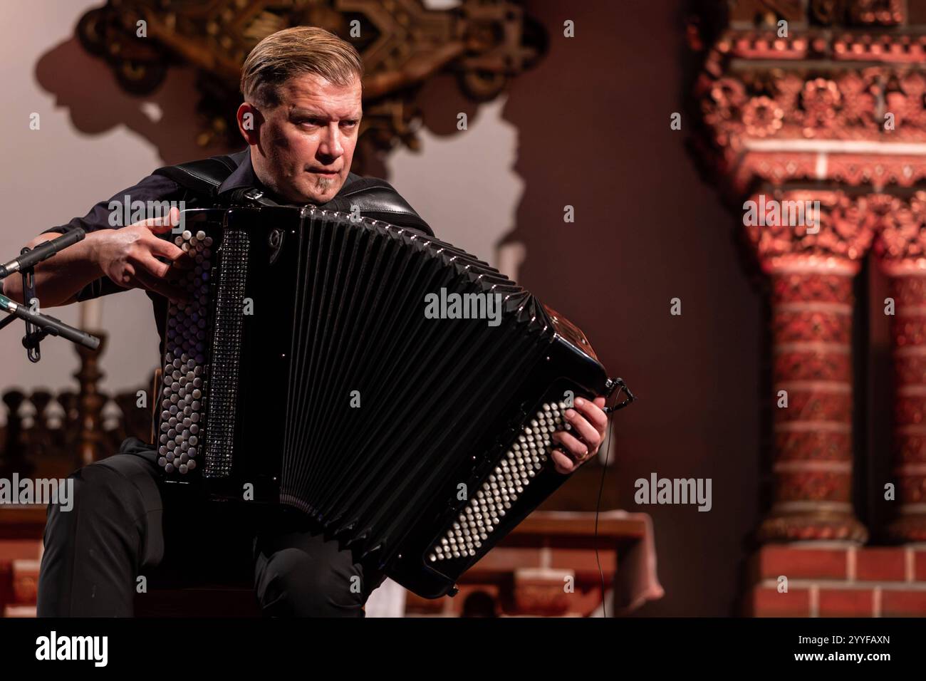 Akkordeonspieler Mario Batkovic während eines Konzerts in der Berliner ...