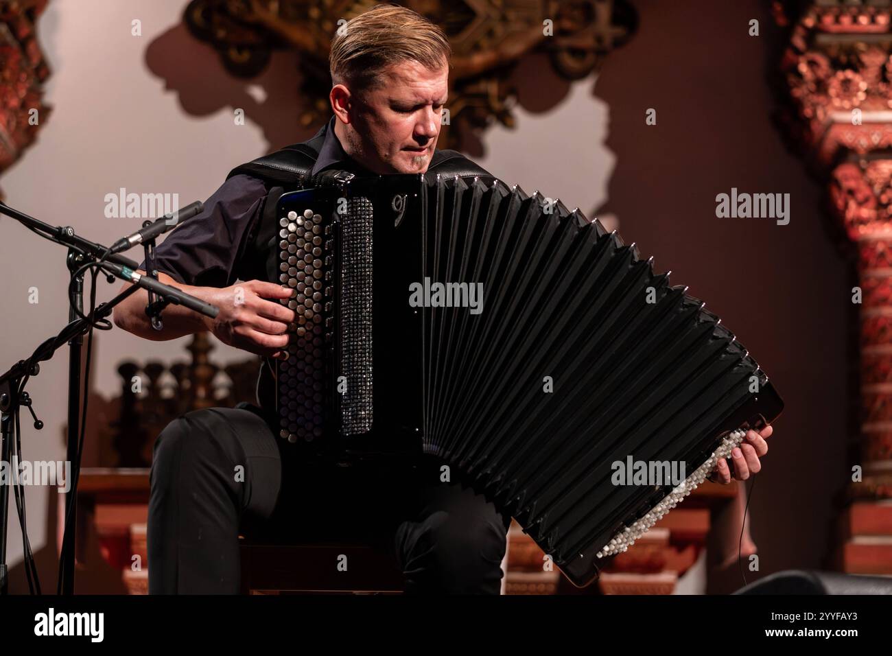 Akkordeonspieler Mario Batkovic während eines Konzerts in der Berliner ...