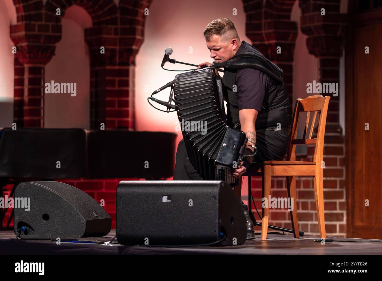 Akkordeonspieler Mario Batkovic während eines Konzerts in der Berliner ...