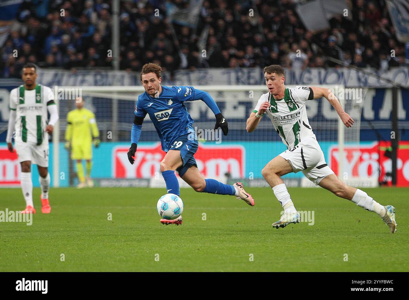 Jacob Bruun Larsen (TSG 1899 Hoffenheim, #29) gegen Philipp Sander ...