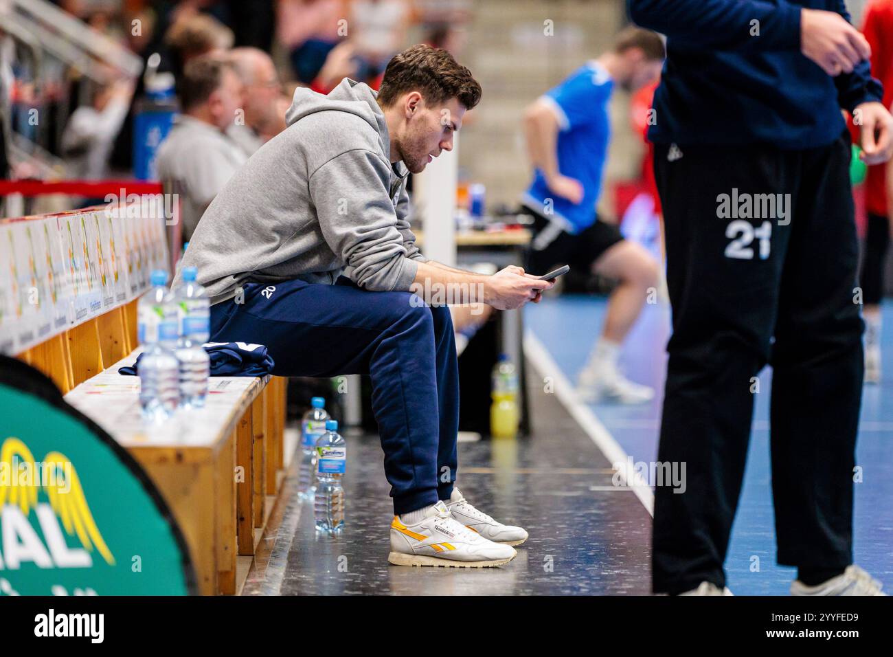 Finn Wullenweber (TV Grosswallstadt, #20) (verletzt) sitzt beim ...