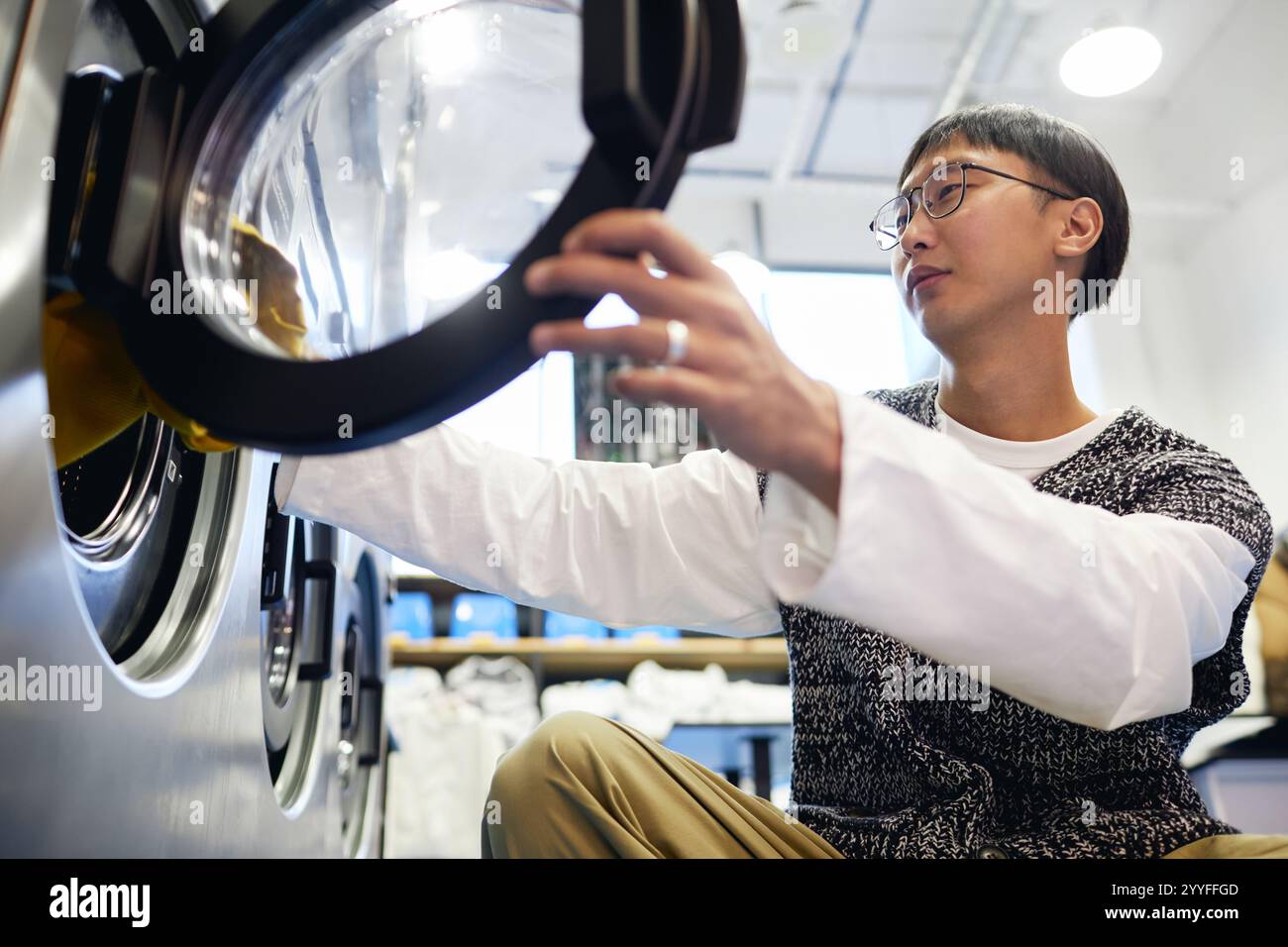 Man unloading washing machine hi-res stock photography and images - Alamy