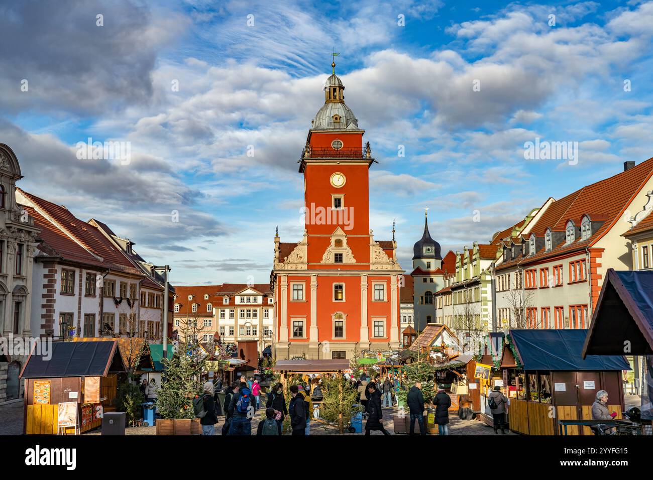 Weihnachtsmarkt auf dem Hauptmarkt mit dem alten Rathaus in Gotha ...
