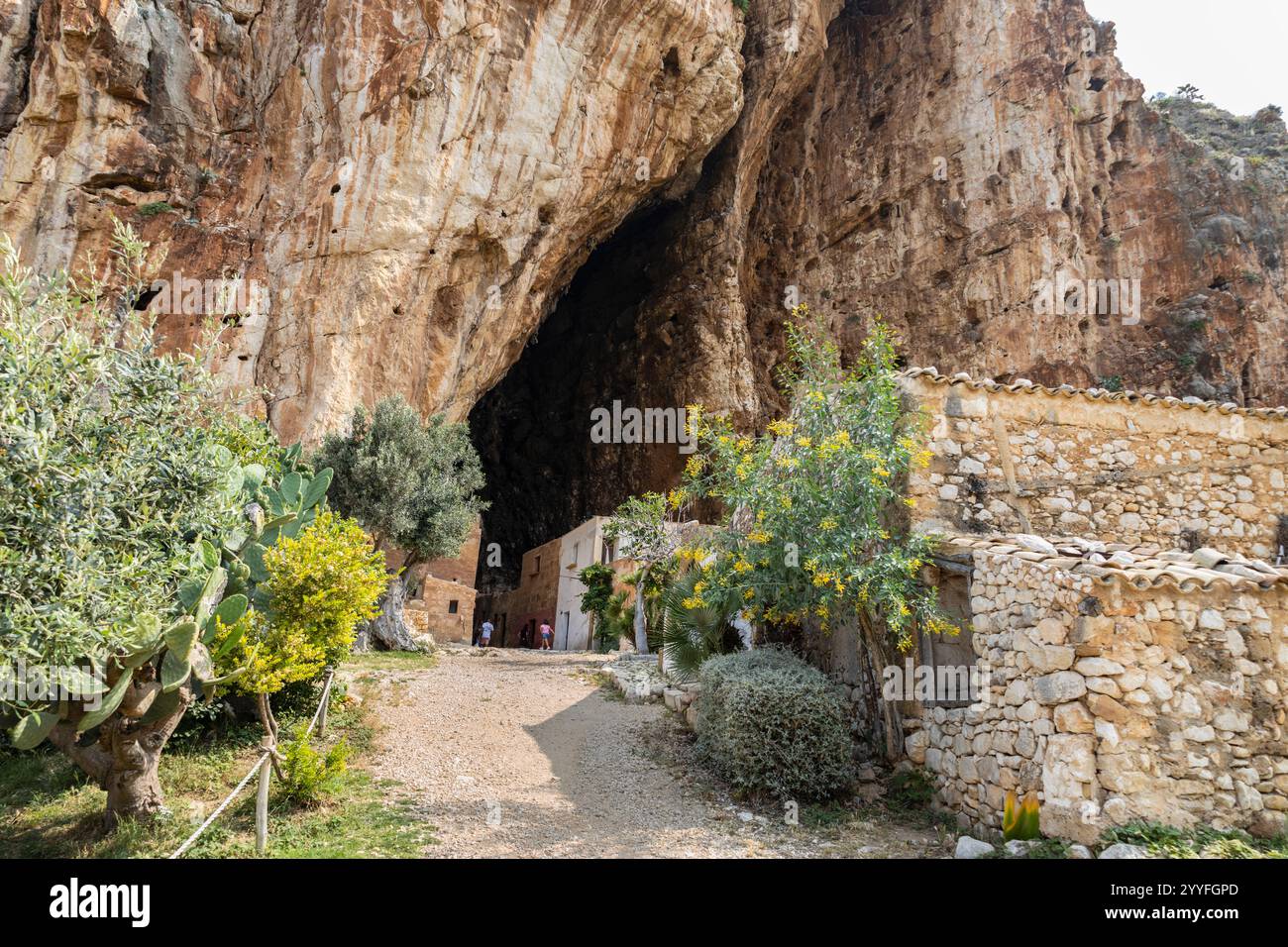 Ancient cave houses village hi-res stock photography and images - Alamy