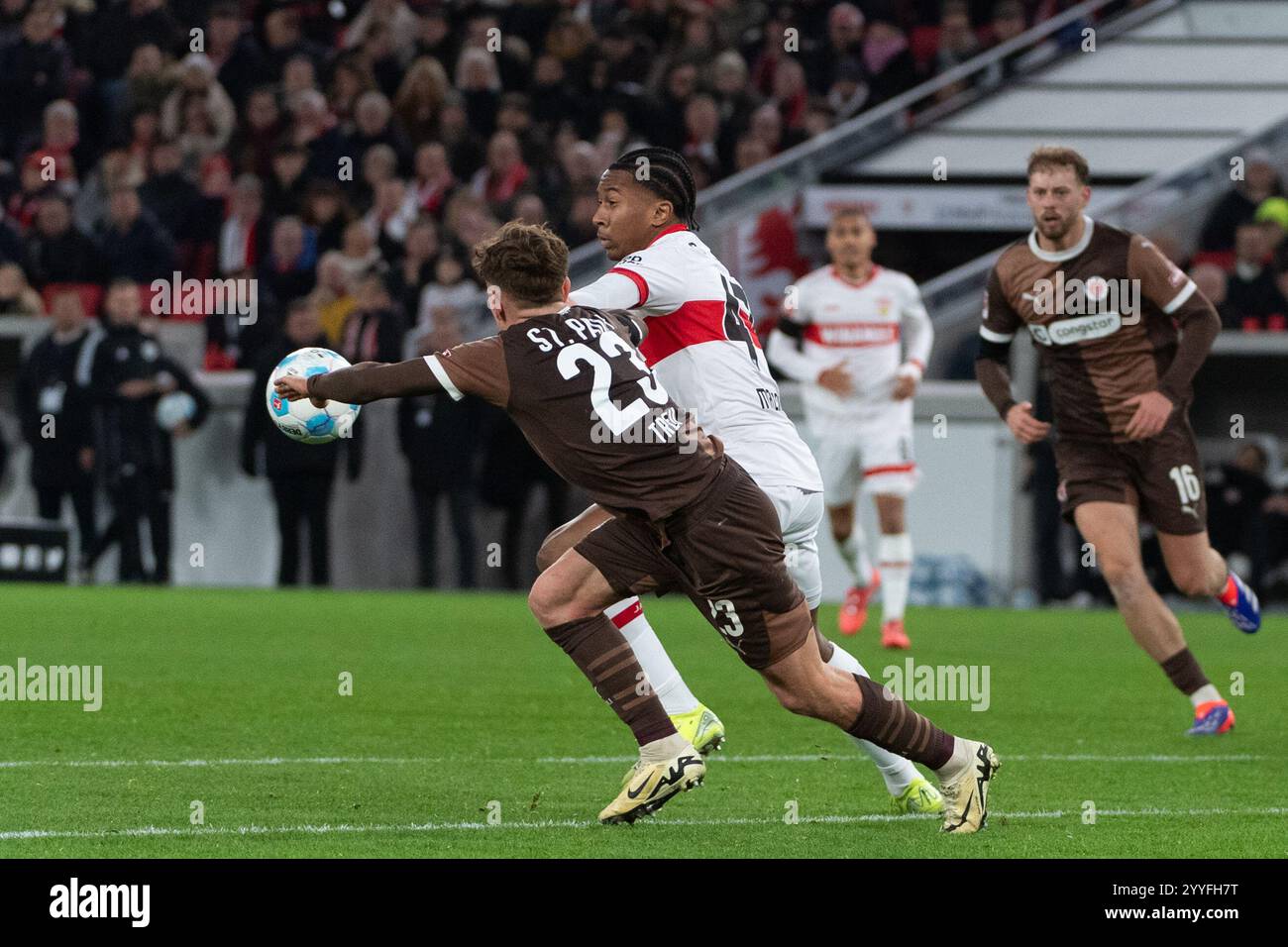 v.li. Philipp Treu (FC St. Pauli, #23), Jarzinho Ataide Malanga (VfB ...