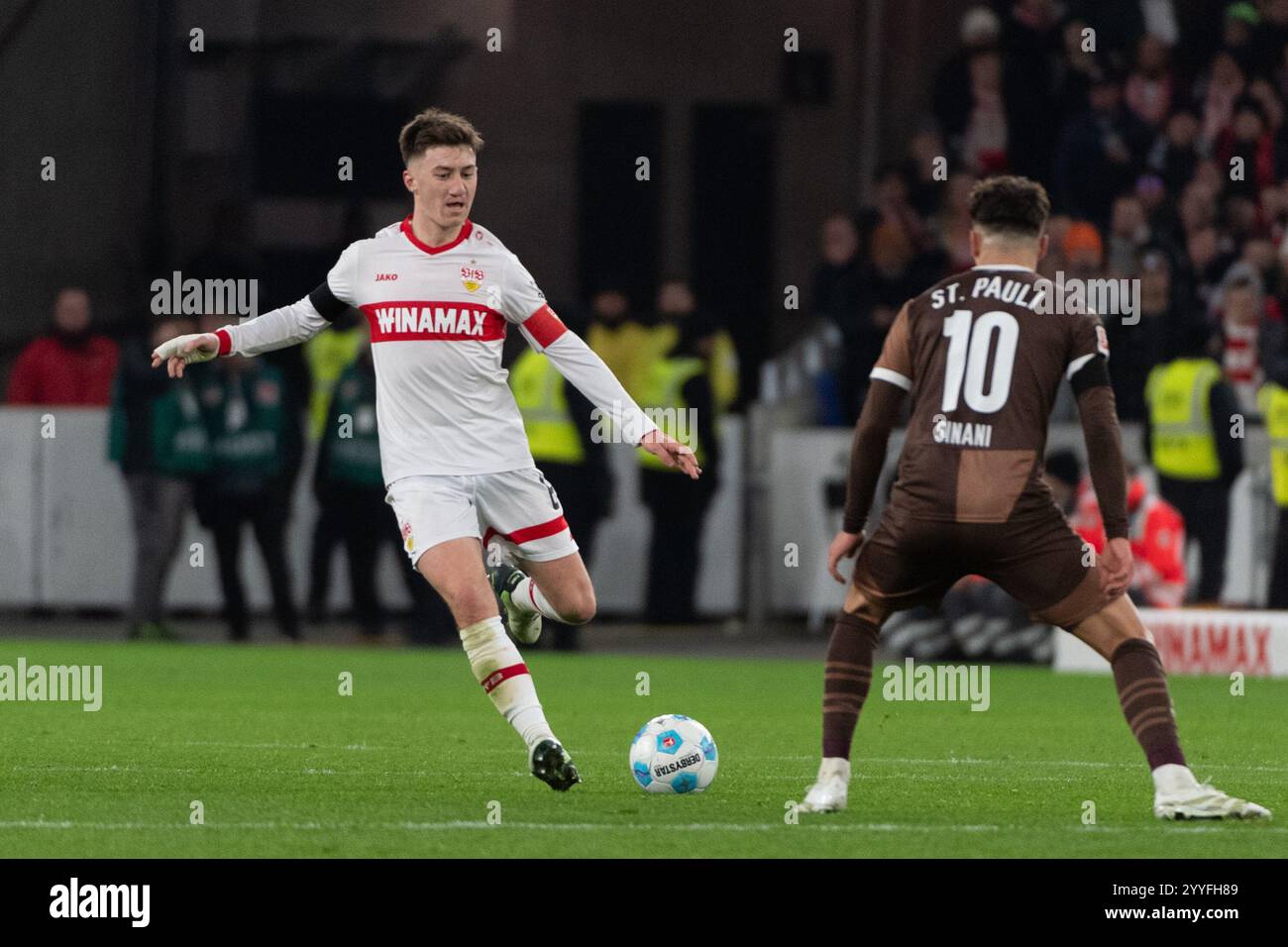 v.li. Angelo Stiller (VfB Stuttgart, #06), Danel Sinani (FC St. Pauli ...