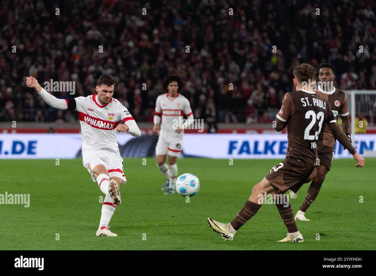 v.li. Pascal Stenzel (VfB Stuttgart, #15), Philipp Treu (FC St. Pauli ...