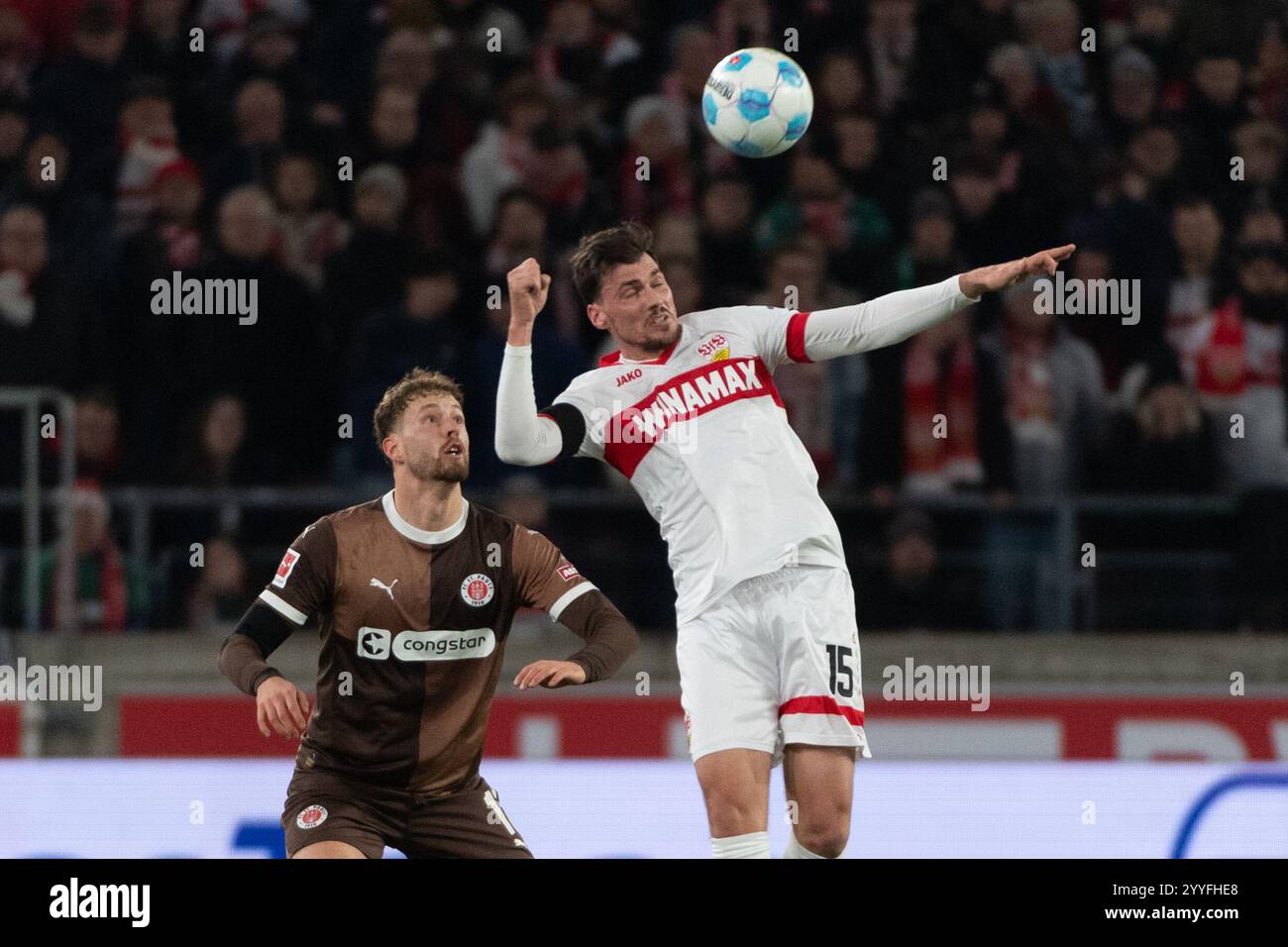 v. li. im Kopfballduell Carlo Boukhalfa (FC St. Pauli, #16), Pascal ...