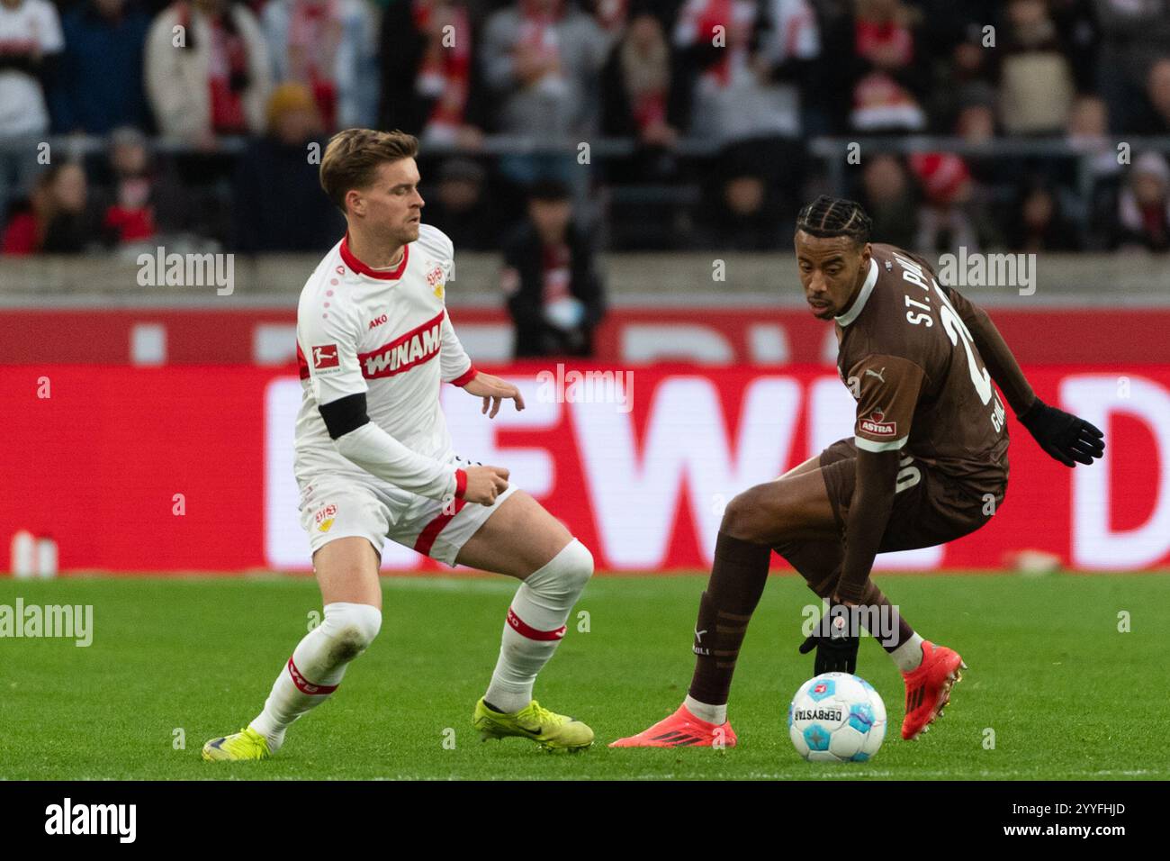 v.li. Maximilian Mittelstaedt (VfB Stuttgart, #07), Morgan Guilavogui ...