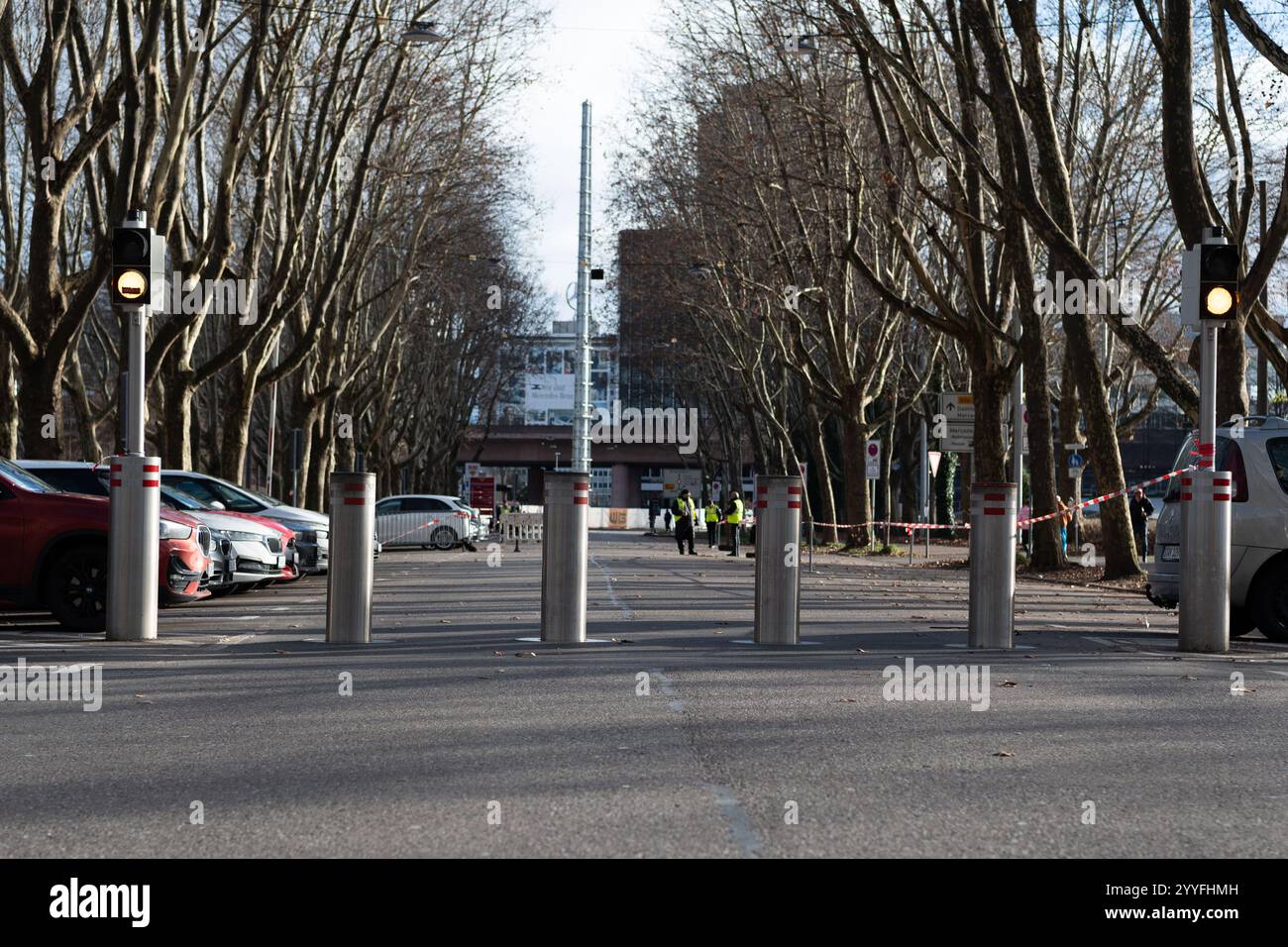 Sicherheit, Poller, Absperrung, Strassensperrung, Mercedes-Benz-Strasse ...