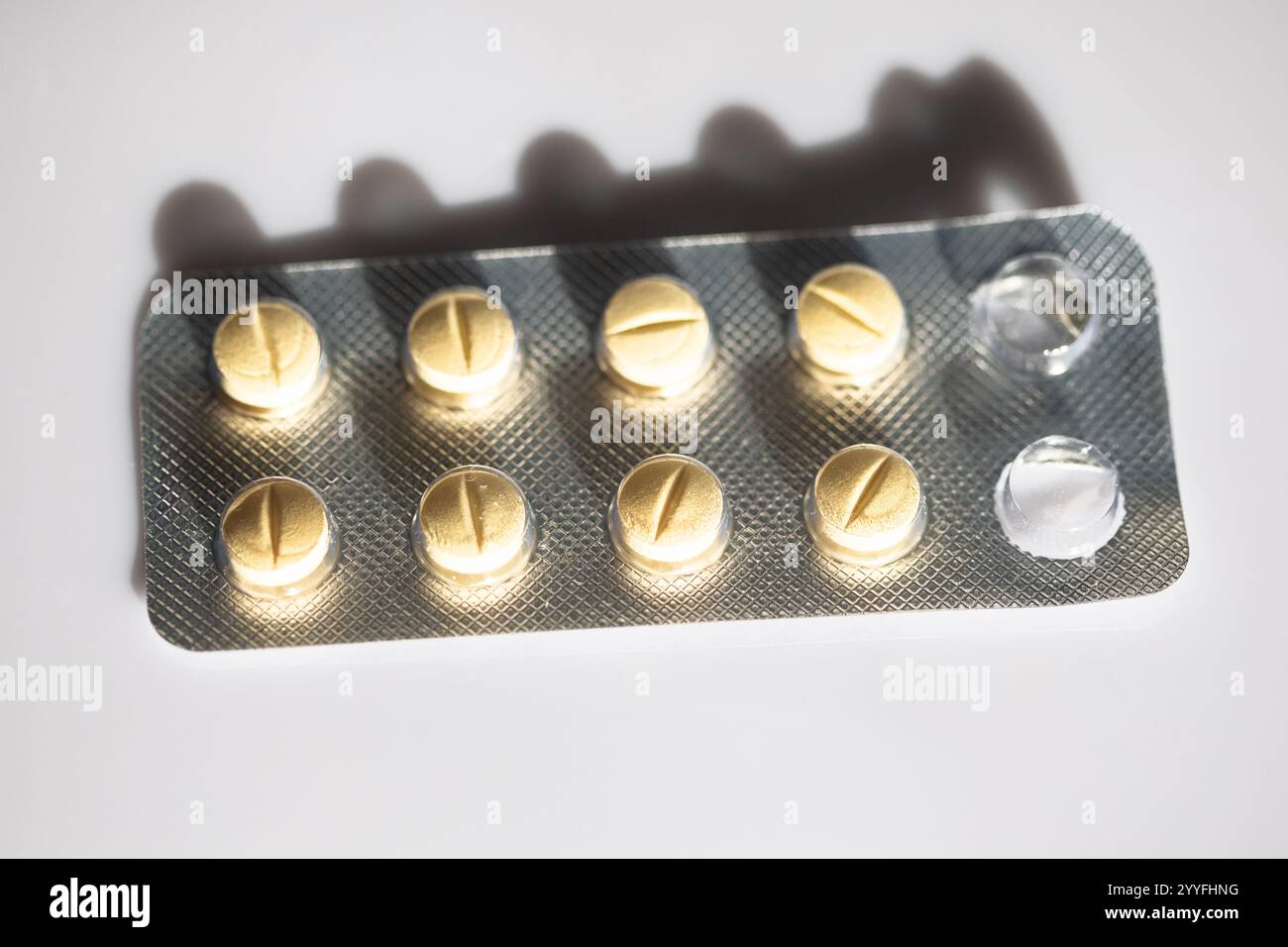 White round tablets score hi-res stock photography and images - Alamy