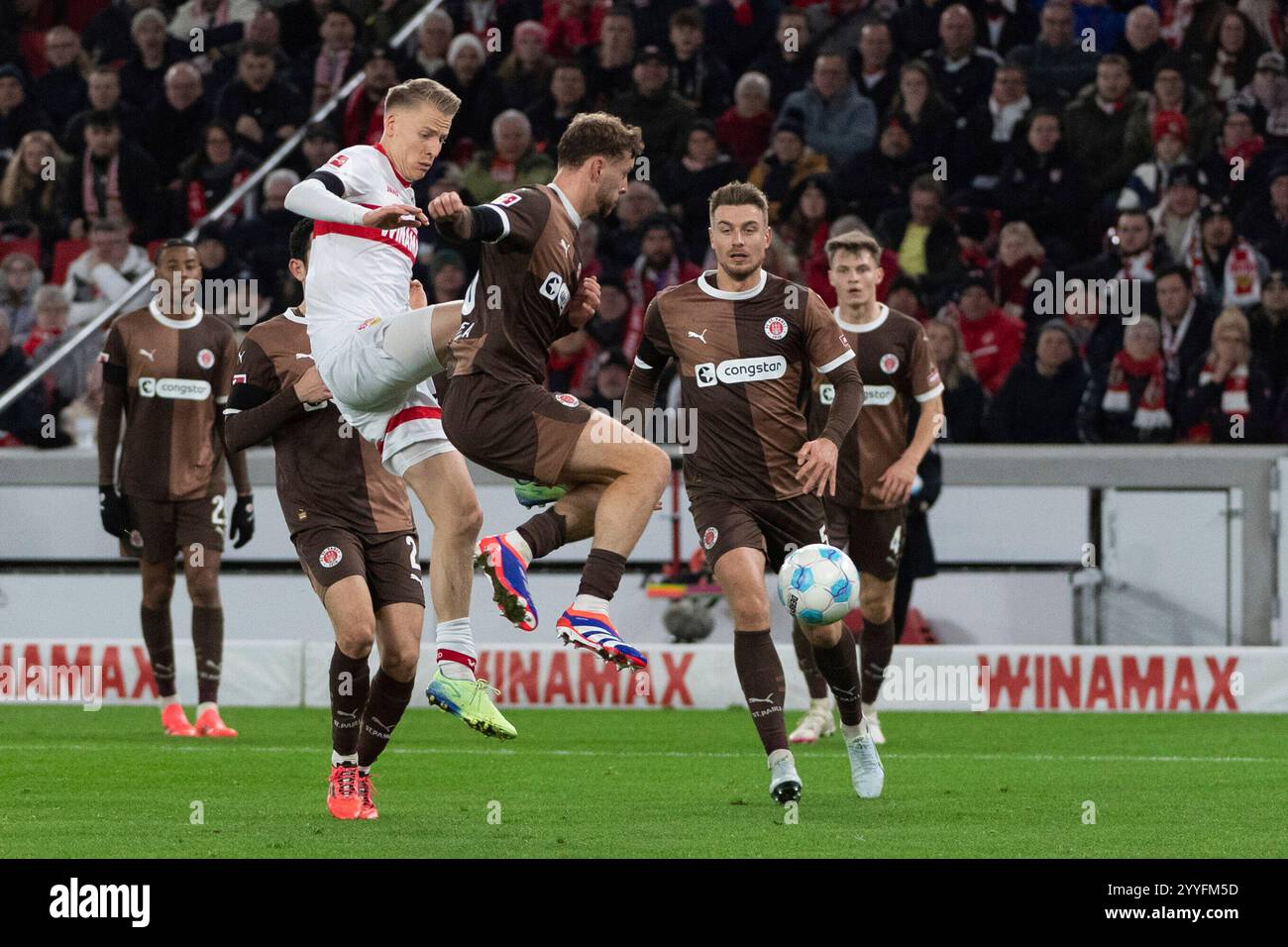 v.li. Carlo Boukhalfa (FC St. Pauli, #16), Chris Fuehrich (VfB ...
