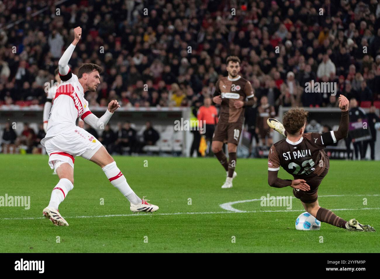 Stuttgart, Deutschland. 21st Dec, 2024. Torchance, Torschuss, Pascal ...