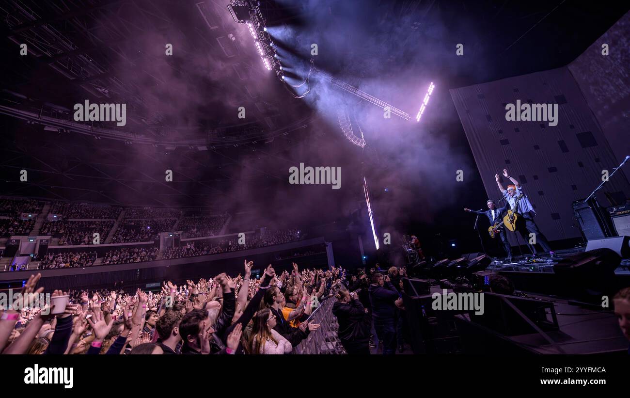 Glasgow, UK. 21st Dec, 2024. (L-R) Dougie Payne and Fran Healy of Travis performs live on stage ...