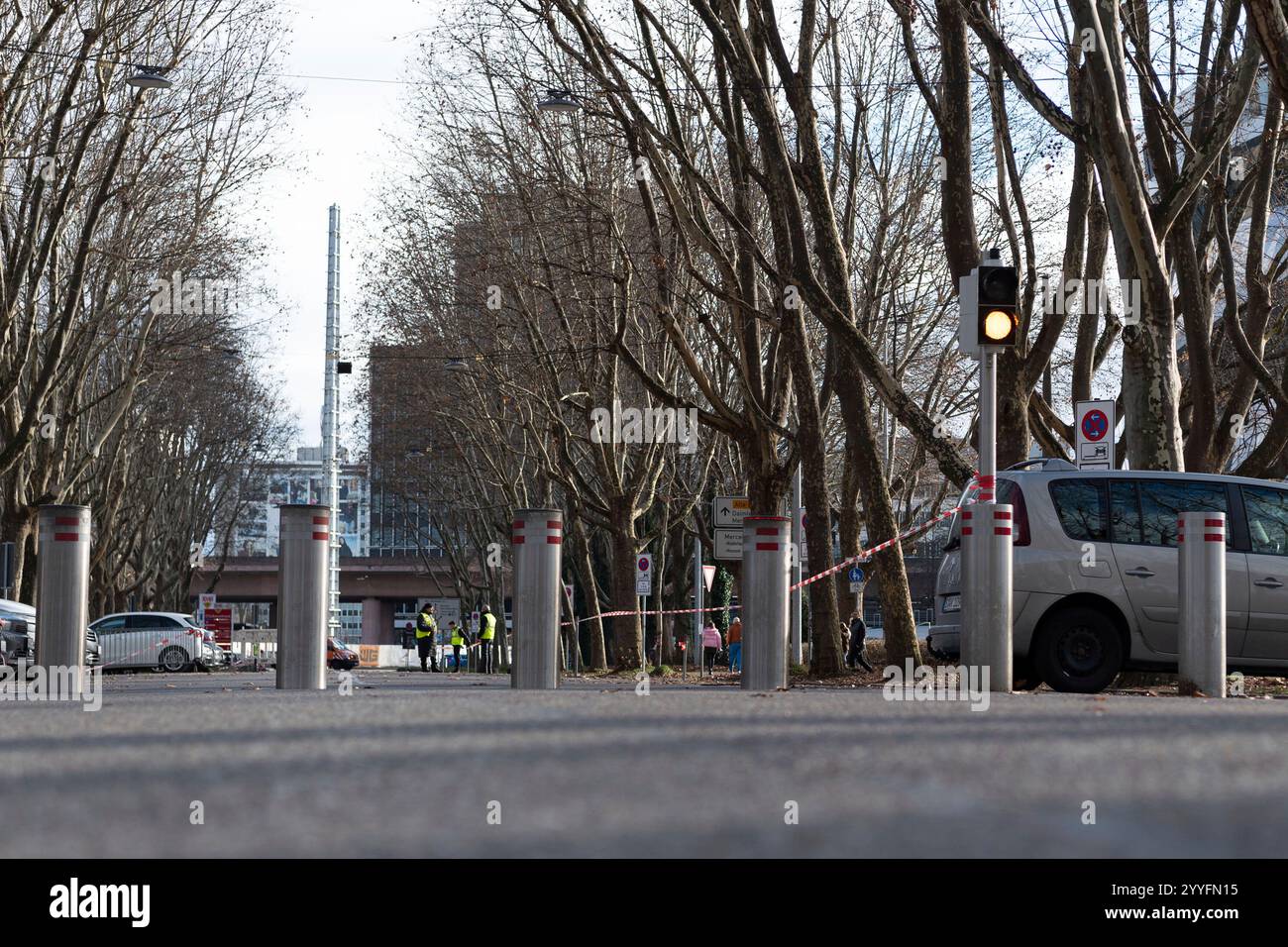 Sicherheit, Poller, Absperrung, Strassensperrung, Mercedes-Benz-Strasse ...