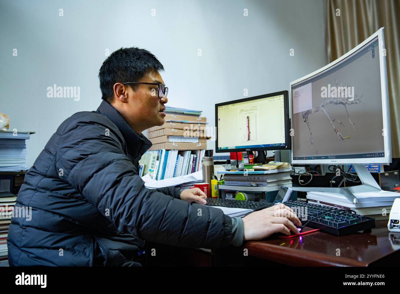 (241222) -- HUANGSHAN, Dec. 22, 2024 (Xinhua) -- Wu Yijun, a senior engineer with the bureau of ...